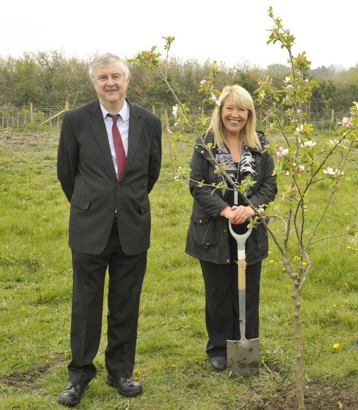 First Minister plants tree for a greener tomorrow | Cardiff & Vale ...